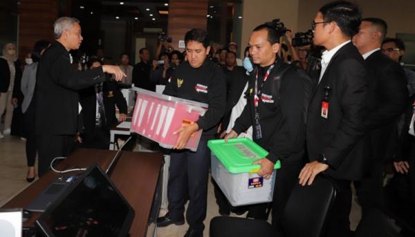 Penampakan 5 Boks Kontainer Tim Hukum Ganjar Mahfud Di Mk Berisi