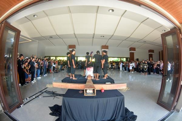 Prosesi Jalan Salib di Gereja St Theresia Bongsari Semarang