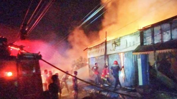 Kebakaran Hebat di Pasar Rohul Hanguskan 17 Ruko, Kerugian Capai Rp4 Miliar