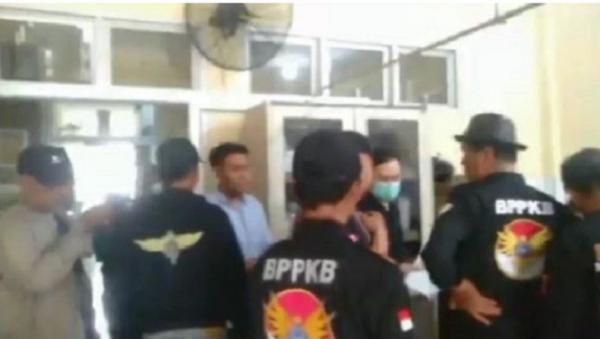 Viral Pria Marah-marah Bawa Golok Ancam Petugas Medis di Puskesmas Leuwisadeng Bogor, Begini ...