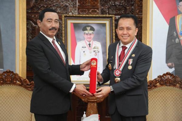 Terus Lakukan Inovasi, Pj Gubernur Sumsel Terima Penghargaan dari IPDN - Bagian All