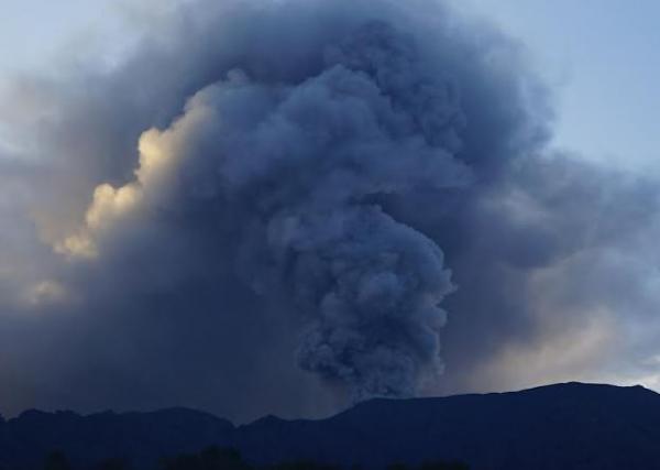 Gunung Marapi Erupsi 2 Kali Hari Ini, Muntahkan Abu Vulkanik 500 Meter