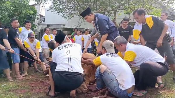 Anies Baswedan Sembelih Sapi Kurban Sendiri di Masjid Babul Khoirot Jaksel