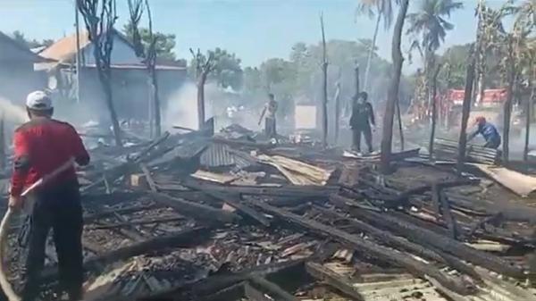 Kebakaran Hebat di Permukiman Padat Polewali Mandar, 6 Rumah Hangus