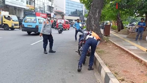 Razia Parkir Liar dan Pengendara Lawan Arus, Sejumlah Pemotor Kocar-Kacir