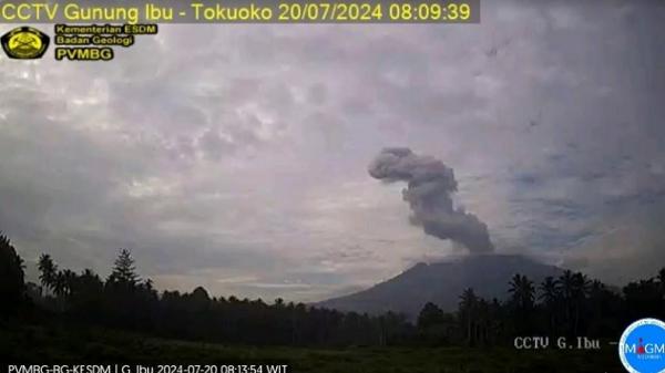 Gunung Ibu di Maluku Utara Erupsi, Muntahkan Abu Vulkanis Sejauh 1,2 Km