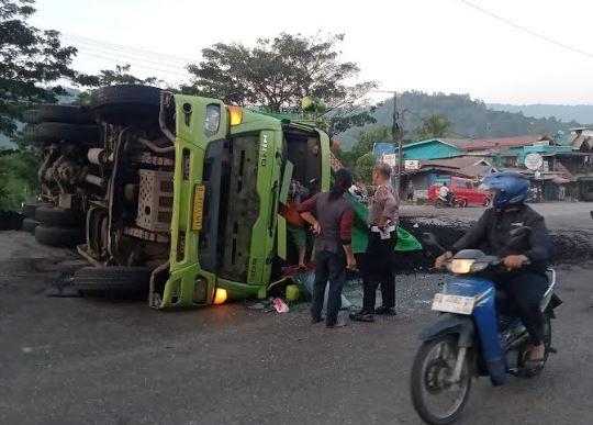 Diduga Rem Blong, 2 Dump Truk Bertabrakan hingga Seruduk Rumah di Padang