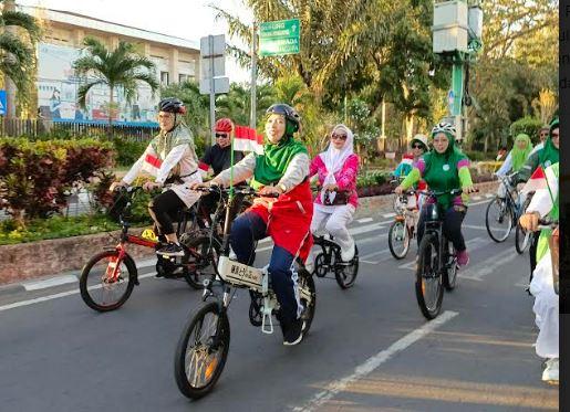 Disambangi Umi Rohmi, Pedagang CFD Mataram Teriakkan Rohmi-Firin Menang ...