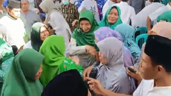 Kedatangan Sitti Rohmi di Lombok Timur Diserbu Emak-Emak, Berebut ...