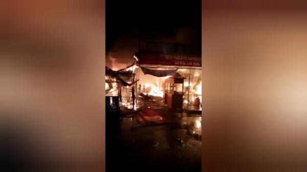 Kebakaran Hanguskan Warung Kelontong dan Kios Bakso di Kembangan Jakbar