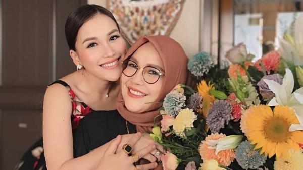 Ayu Ting Ting Beri Umrah Gratis 16 Karyawan, Keluarga Diajak Semua!