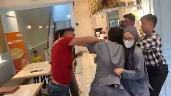 Video Viral Perkelahian 2 Pria di Toko Kue Palembang