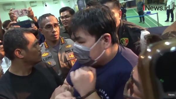 Penampakan Anak Bos Toko Roti George Sugama Halim Pakai Baju Tahanan ...