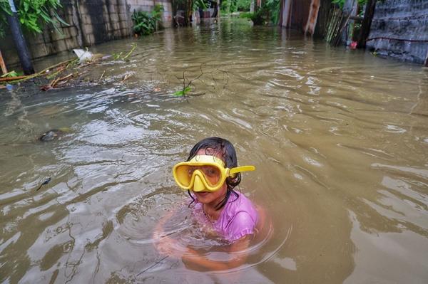 Potret Keceriaan Anak-Anak Bermain Air di Tengah Banjir Kota Makassar