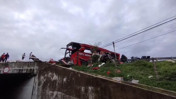 TKP Maut Kecelakaan Bus SMP dan Truk di Tol Pandaan-Malang, Km 77 Tanjakan Menikung