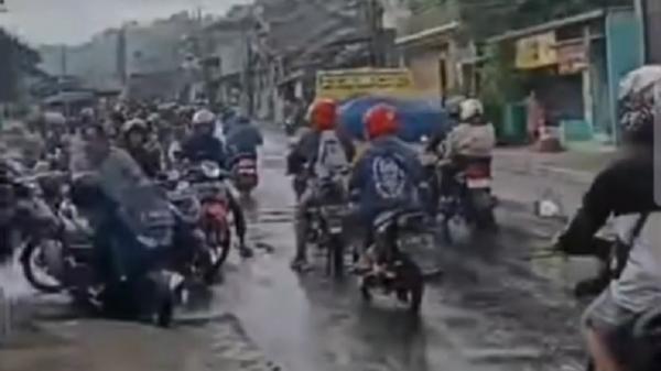 Viral Cairan Kimia Tumpah di Jalan Bandung, Pengendara Keluhkan Gatal ... Viral Cairan Kimia Tumpah di Jalan Bandung, Pengendara Keluhkan Gatal ...