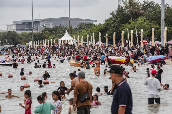 Pantai Ancol Penuh! Pengunjung Tembus 66.000 saat Libur Tahun Baru 2025