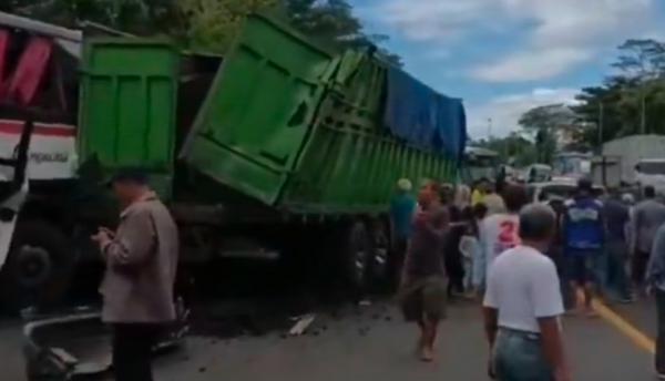 Breaking News: Kecelakaan Beruntun 5 Kendaraan di Tol Cipularang, 2 ... Breaking News: Kecelakaan Beruntun 5 Kendaraan di Tol Cipularang, 2 ...