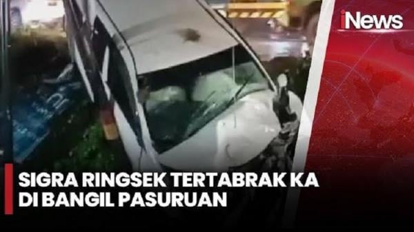 Detik-detik Mobil Tertabrak Kereta Api di Pasuruan, Terpental hingga Masuk Parit