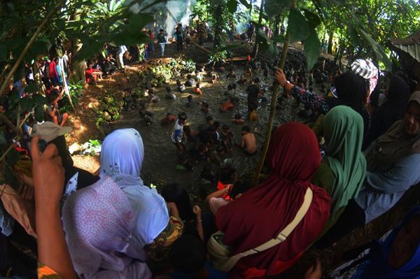 Antusiasme Warga Ikuti Kirab Budaya dan Tradisi Sadranan Sendang Gede ...