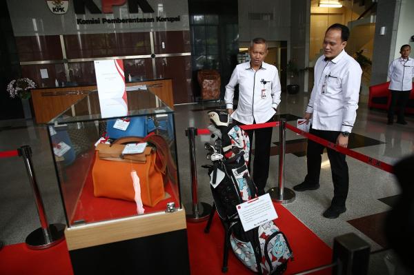 KPK Pamer Barang Rampasan untuk Dilelang, Ada Tas Mewah hingga Stik Golf