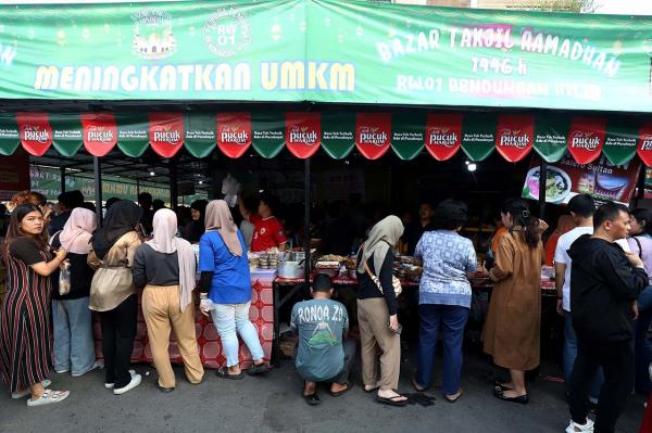 Berburu Takjil, Warga Membeludak di Pasar Ramadhan Benhil
