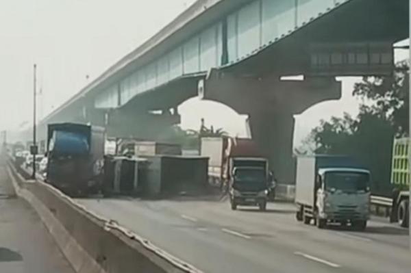 Kecelakaan Beruntun di Tol Jakarta-Cikampek Libatkan 3 Truk