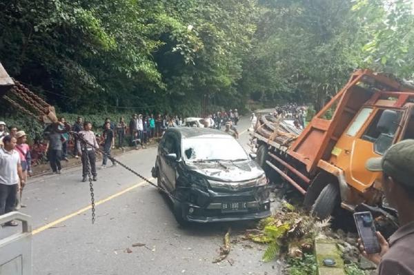 Kecelakaan Beruntun Libatkan 9 Kendaraan di Silaing Bawah Padang Panjang, 12 Orang Luka