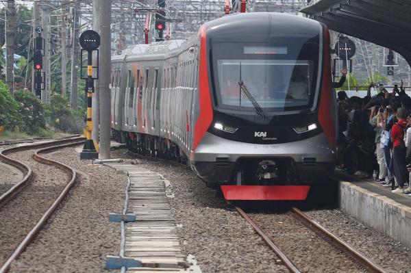 KRL Anjlok di Stasiun Jakarta Kota, KAI Commuter Minta Maaf Layanan ...