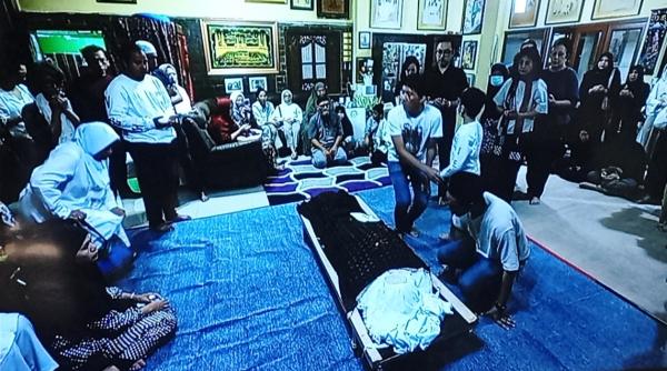 Dipenuhi Pelayat, Begini Suasana Rumah Duka Bunda Iffet di Markas Slank ...