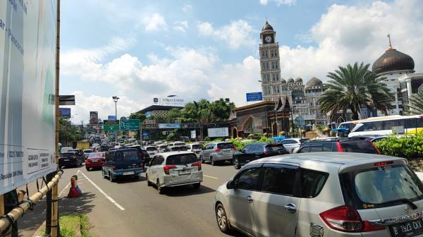 10.000 Kendaraan Padati Jalur Puncak Bogor, Polisi Terapkan One Way Arah Naik