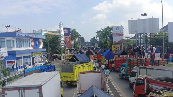 Diwarnai Ketegangan, Demo Sopir Truk Blokir Jalur Pantura Tolak Aturan Zero ODOL