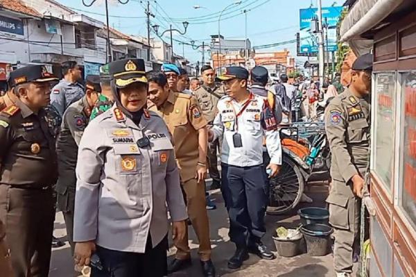 Usai Disidak Dedi Mulyadi, Jalur Wisata Trusmi Dibersihkan dari PKL dan Parkir Liar