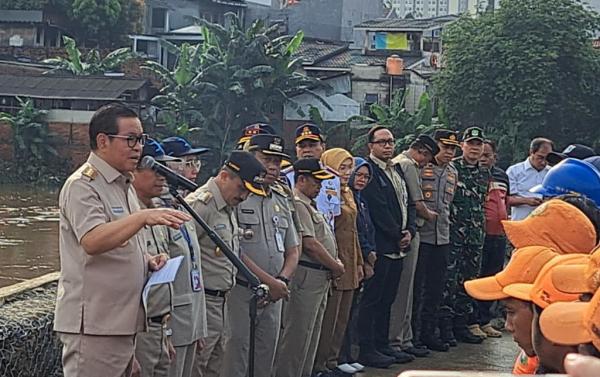 Pramono Pimpin Apel di Bantaran Kali Ciliwung: Saya Merenung, Terkadang Banjir Tak Bisa Dilawan