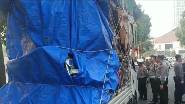 Aksi Kejar-kejaran Polisi dan Pick Up Overload, Tabrak Lapak Pedagang hingga Mobil Patroli