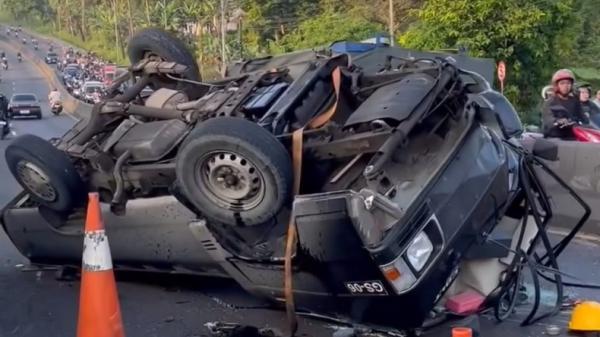 Kronologi Kecelakaan Pikap Terguling usai Serempet Motor, Sopir Diduga Ngantuk