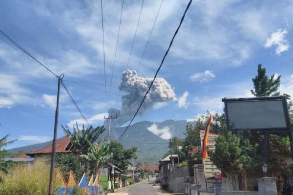 Gunung Marapi Meletus, Muntahkan Abu Vulkanis Setinggi 1.200 Meter