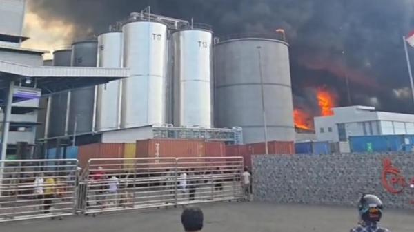 Suasana Mencekam saat Kebakaran Hebat Pabrik CPO di Medan, Karyawan Panik Berhamburan