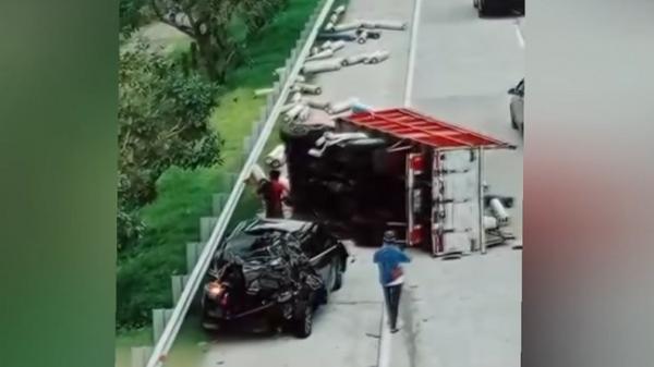 Kecelakaan di Tol Jombang, Truk Pengangkut Tabung Gas Tabrak Avanza hingga Terguling