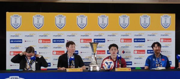 Viral Vietnam Halangi Lemparan Roket Robi Darwis dengan Botol, Kim Sang ...