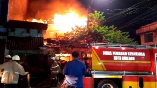 Kebakaran Hebat di Cirebon, Kios Buah dan Rumah Ludes Dilalap Api