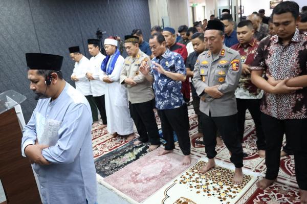 Divisi Humas Polri Gelar Salat Gaib Doakan Almarhum Affan Kurniawan