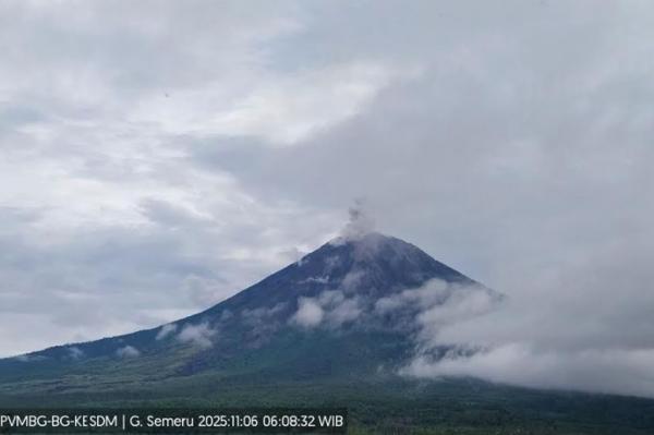 Gunung Semeru Erupsi Hari Ini, Semburkan Abu Setinggi 1 Km ke Langit Jatim