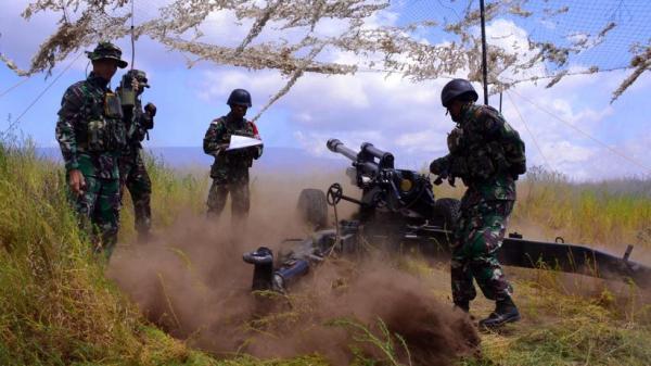 Sejarah, Prajurit Marinir TNI AL Latihan Menembak Meriam Howitzer 105 Mm di Hawaii