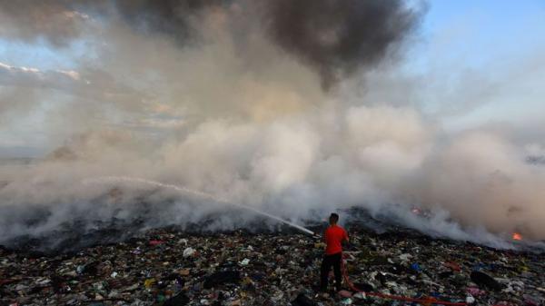 Gunung Sampah di TPA Antang Makassar Terbakar, Asap Membubung Tinggi
