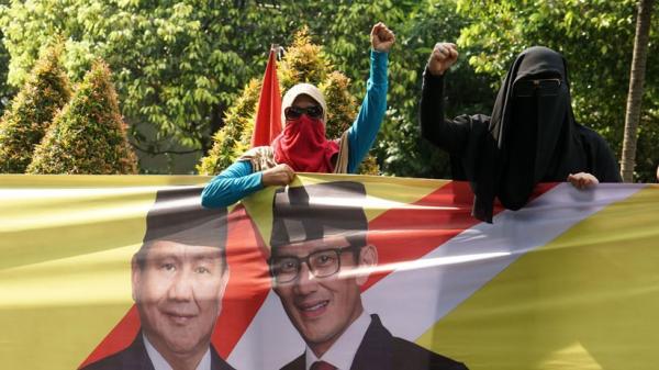 Aksi Emak-Emak Pendukung Prabowo-Sandi Pasang Spanduk Damai di KPU