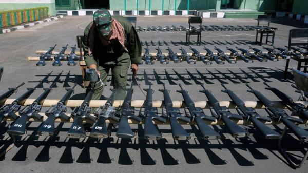 Begini Cara Prajurit TNI Merawat Senjata Api