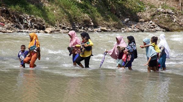 Warga Nekat Seberangi Sungai Cikaniki Bogor karena Jembatan Putus