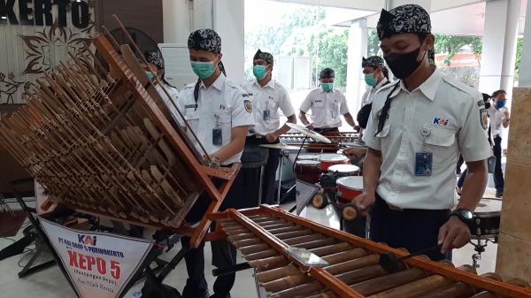 Video Daop 5 Purwokerto Hibur Penumpang Hingga Tambah Layanan ...