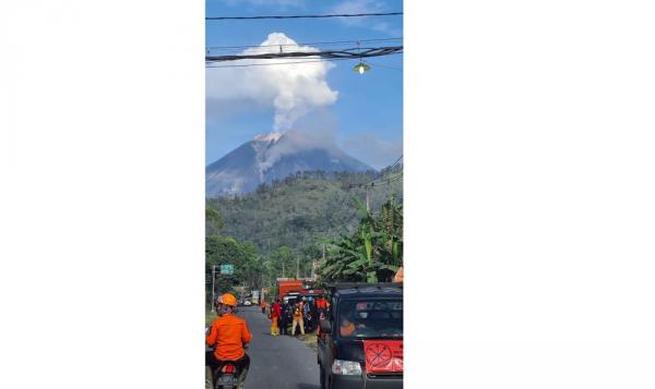 Akhir Pekan, Semeru Kembali Muntahkan Awan Panas
